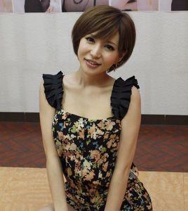 里美尤利婭:里美尤里婭（Koizumi Aya）是一名日本AV女優，19 -百科知識中文網